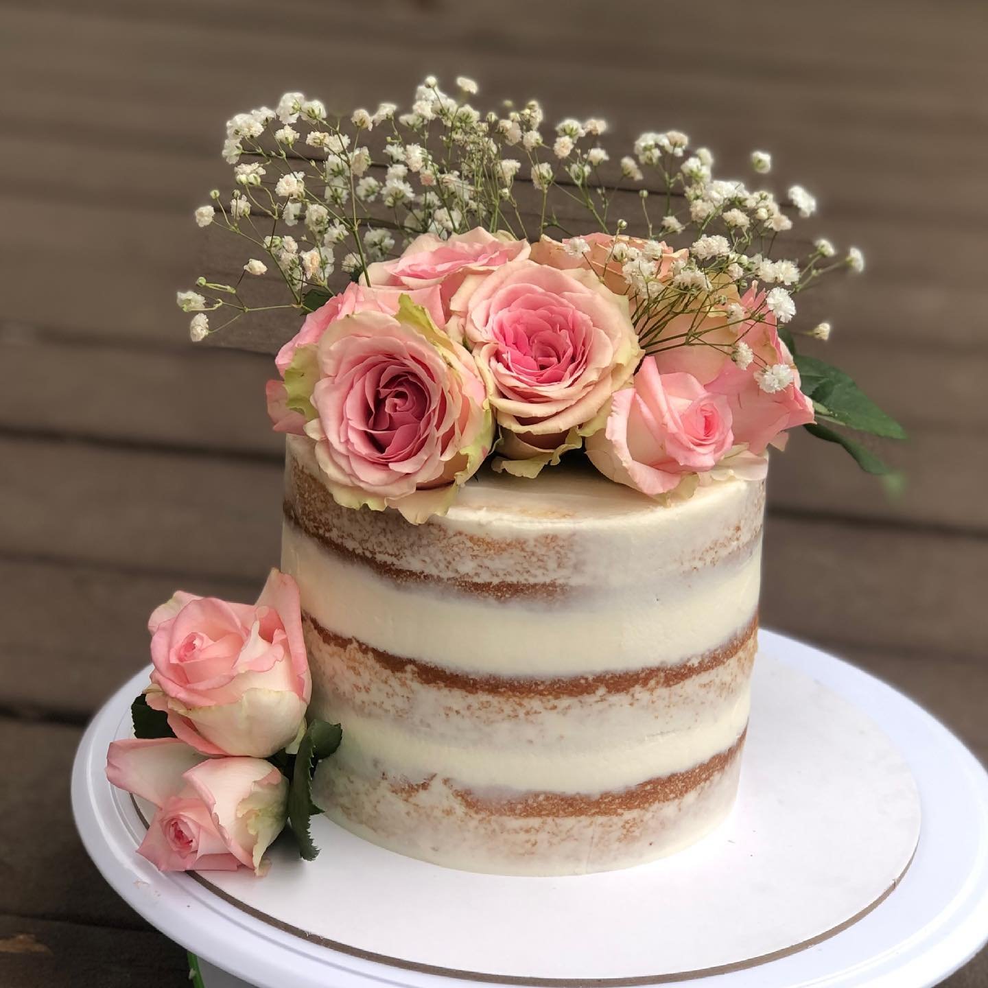 10 Naked Cake Ideas | Stunning Minimalist Wedding & Party Cakes